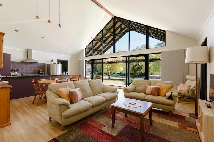 Purple Shore – Spacious Family Stay Near Jetty - Broadwater
