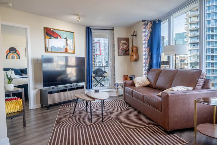 Downtown Stadium Retreat: King Bed/pool/parking - 