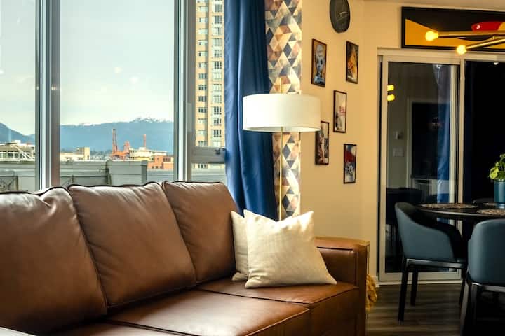 Downtown Condo W Views • King Bed • Pool & Parking - Vancouver