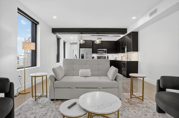 Tulsa Beacon Living | Sleek & Cozy 2br Flat - Tulsa, OK