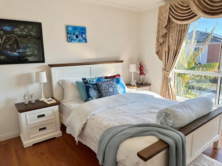 Room With Queen Size Bed In Keysborough - Mordialloc
