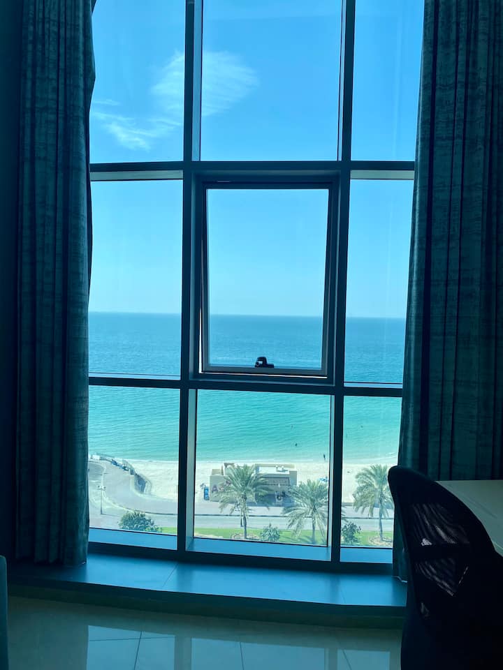 Elegant Beachfront Apartment With Sea Views - Ajman