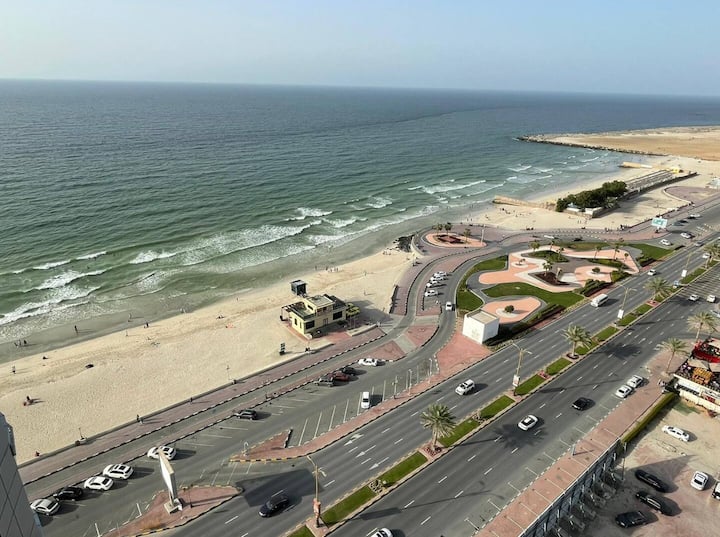 Elegant Beachfront Seaview Apartment In Ajman - Ajman