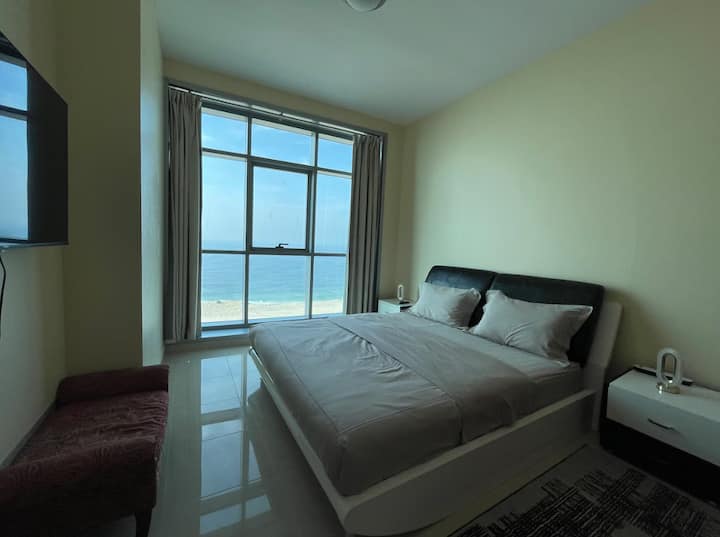 Elegant Beachfront Seaview Apartment In Ajman - Ajman