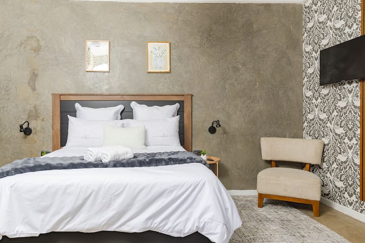 Modern Private Suit, Kempton Park - Kempton Park