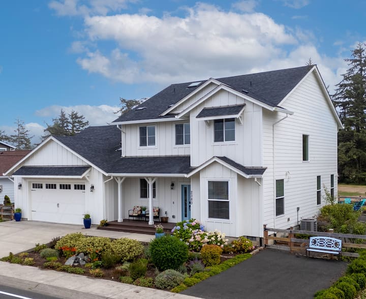 Luxury Home On Golf Course. Short Walk To Beach! - Seaside, OR