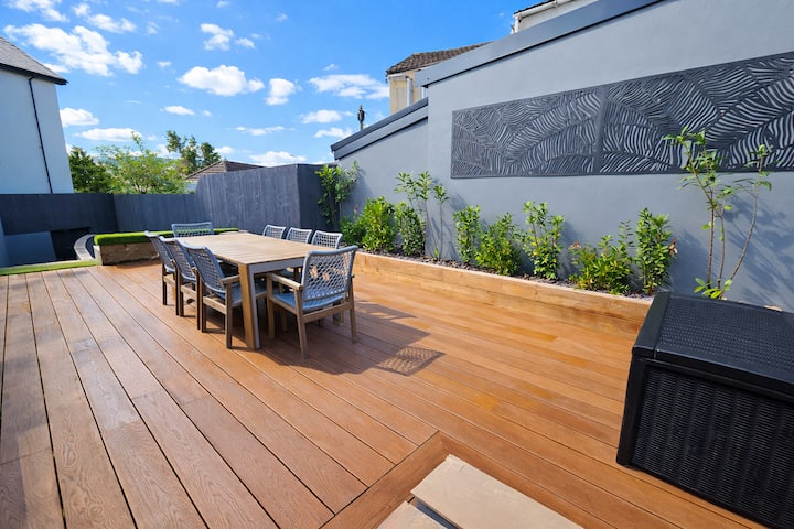 Stylish 6-bed House, Town Centre Sleeps 14, Garden - Wales