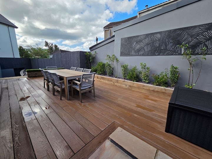 Stylish 6-bed House, Town Centre Sleeps 14, Garden - Merthyr Tydfil
