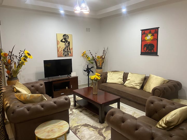 Casa Gracia King Room • Exclusive Use + Pickup - Lusaka
