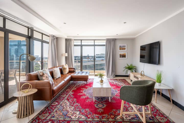 Stunning Foreshore 2 Bedroom, 2 Bathroom Apartment - Cape Town