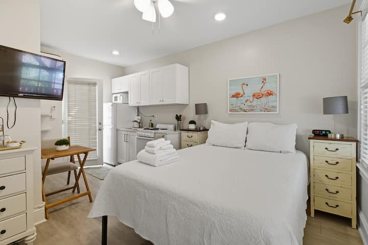 Historic Poet Carriage House Apartment - Sarasota, FL