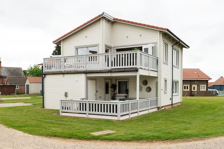 Luxury 3 Bed Lodge; Hot Tub, Sauna & Super King - Great Yarmouth