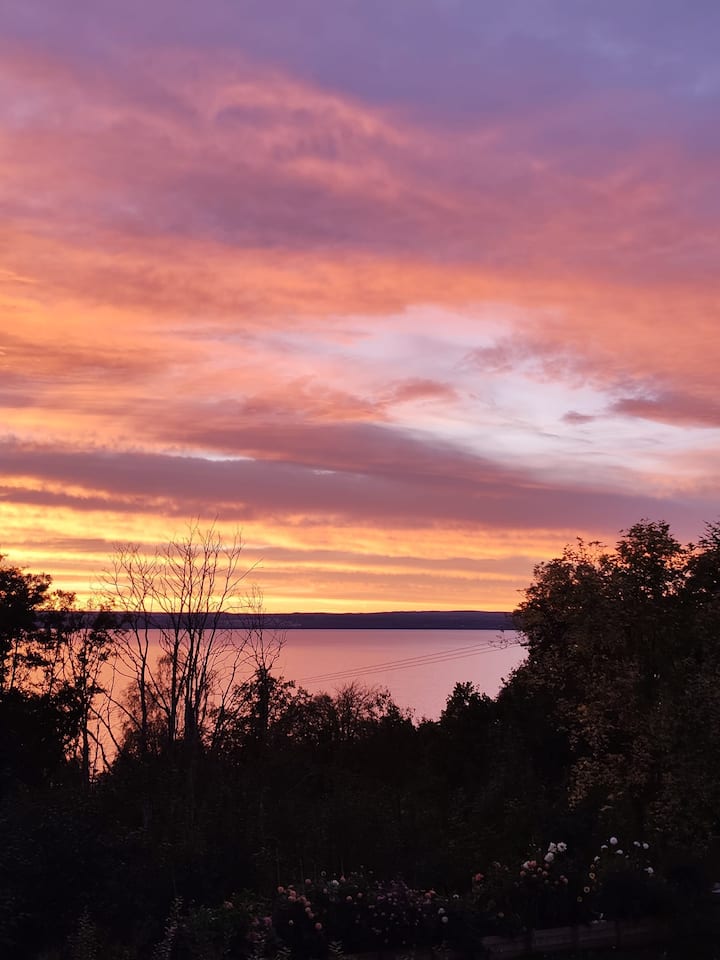 Lantlig Idyll Med Utsikt öVer Vätten. - Jönköping