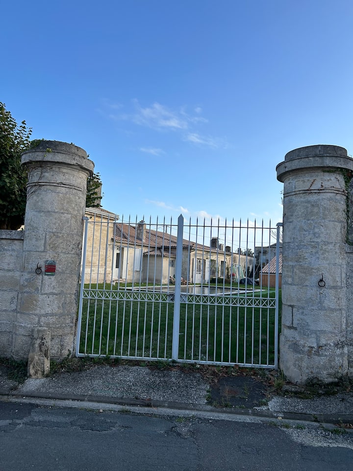 Chambre Indépendante Dans Une Maison De Maître - Margaux