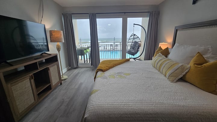 Oceanfront - Pool - King Bed - Beach Accesss - Daytona Beach, FL