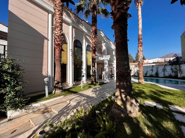 Villa Helena.
Clean
Great Location
Pool
Tropical - Tirana