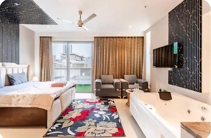 Jacuzzi Couple's Retreat - Gurgaon