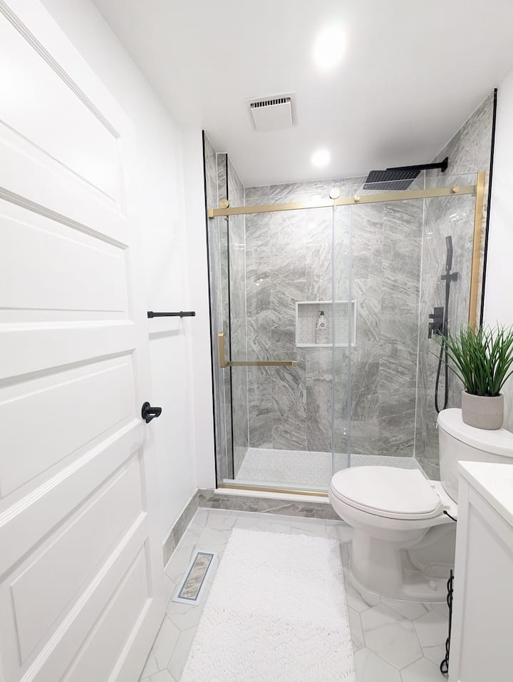 Bright 2 Bdrm | Near Casino, Border & Uwindsor - Windsor, ON, Canada