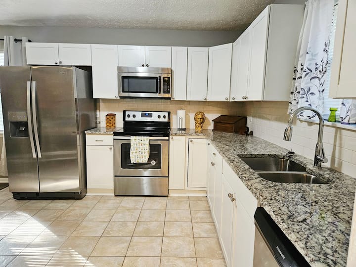 Poplar Envy - Duplex Apartment - Athens, GA