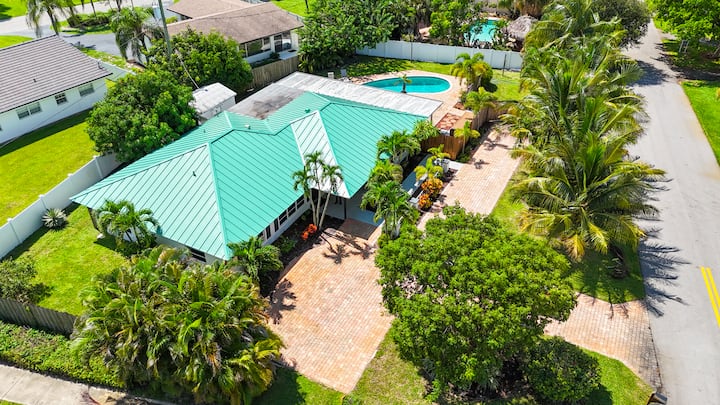 Near Beach Family Home W/ Pool, Services & Games - Delray Beach