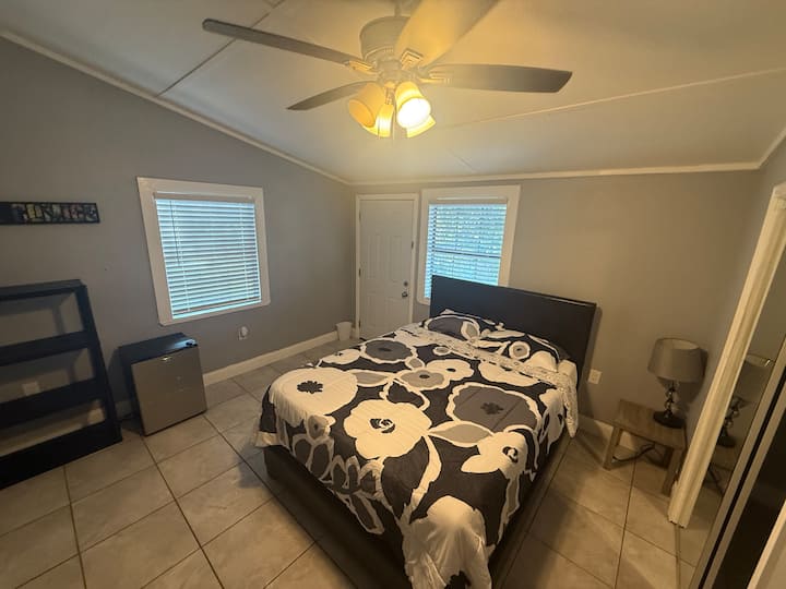 Spacious 6br Home | Backyard + Near Tcu & At&t - Fort Worth, TX