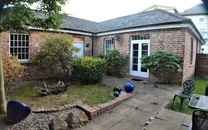 Listed Two Bed Bungalow Ensuite, Parking, Garden - Gloucester