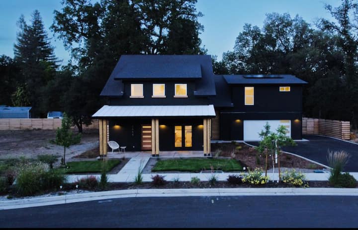 Luxury Designer Retreat W/piano 4br/3ba + Barbeque - Redding, CA