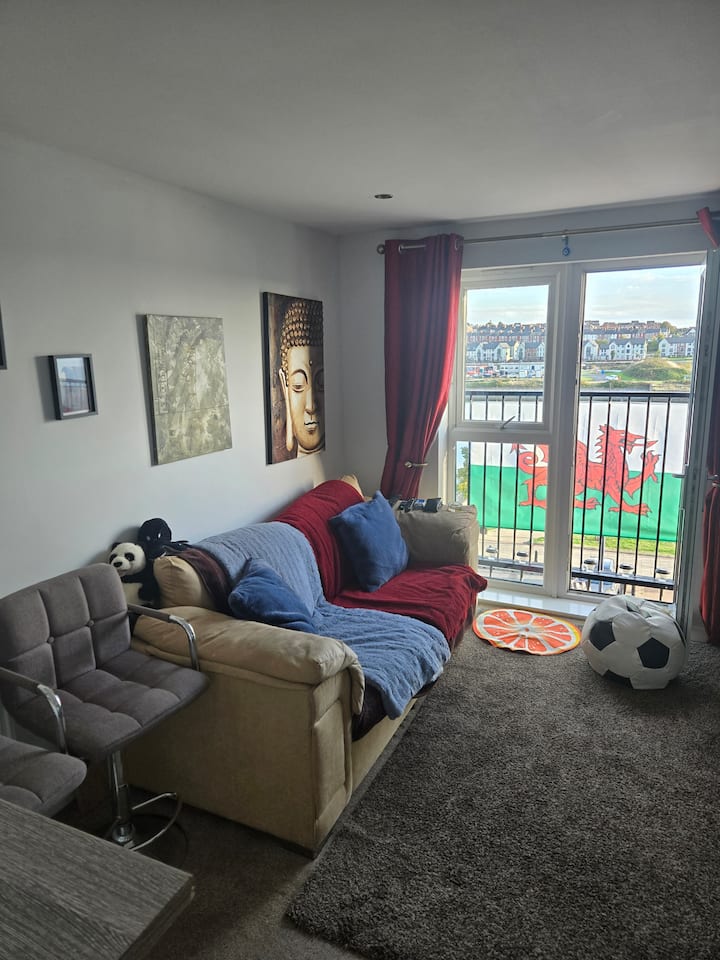 2 Bed Top Floor Apartment With Great View. - Barry