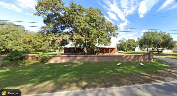 Home Away From Home Log Cabin. - Plant City, FL
