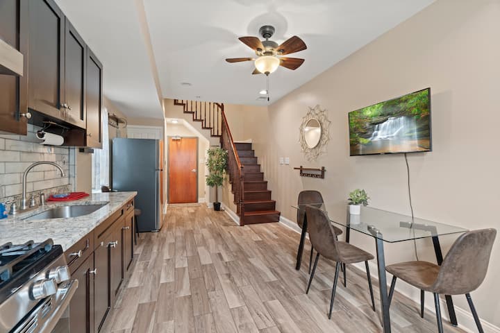 Chinatown Bi-level 2br Apartment +Basketball Court - Wells Fargo Center