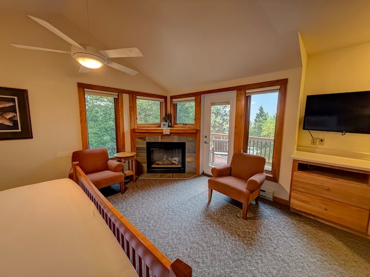 Hillside Upper King Guestroom - Lutsen, MN