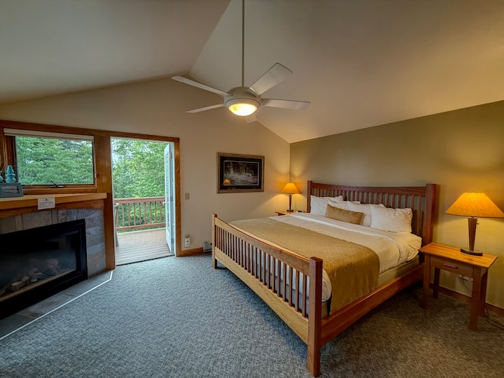 Hillside Upper King Guestroom - Lutsen, MN