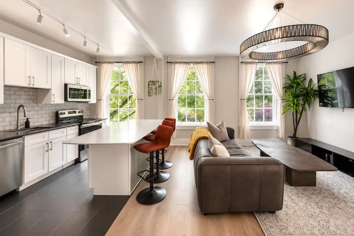 Airy, Elegant 1bd Apartment, Steps From Everything - Covington, KY