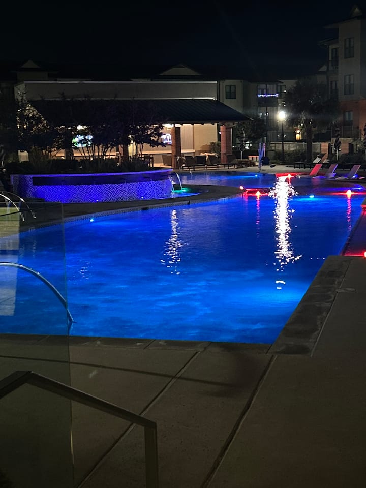 Cozy & Welcoming
• Cozy Spot W/ Resort-style Pool - San Antonio, TX