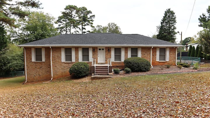 Stylish 3br/2ba Retreat In Dunwoody – Close To Atl - Dunwoody, GA
