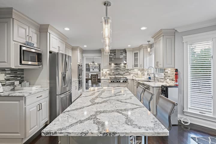 Heaven: 4 Br/4.5 Bth - Spacious W/ Sauna & Bar - Bartlett, IL