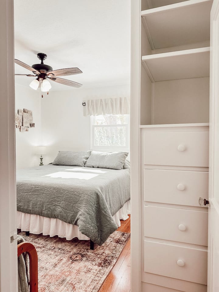 Walk To Stadium | Cozy 3br W/game Room+king Suite - Champaign, IL