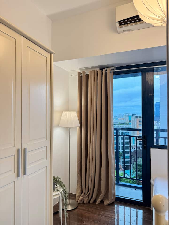 Entire Place Makati City + Fast Wi-fi + Queen Bed - Manila