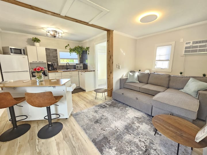 Private Carriage House W/ Hot Tub & Pool - Kelowna