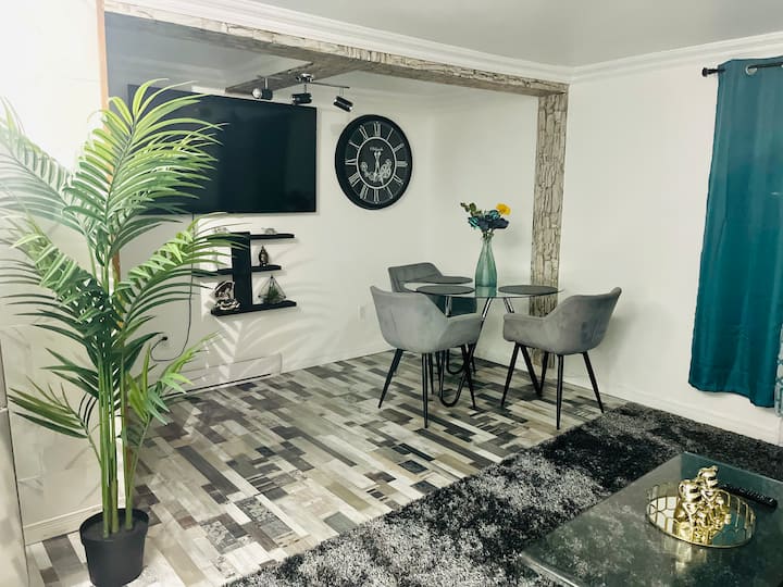 Entire Unit With A Private Entrance At Sherbrooke - Sherbrooke