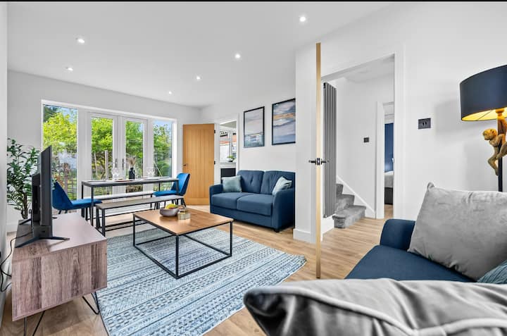 New! Modern 4br, Warwick Castle, Driveway Parking - Warwick