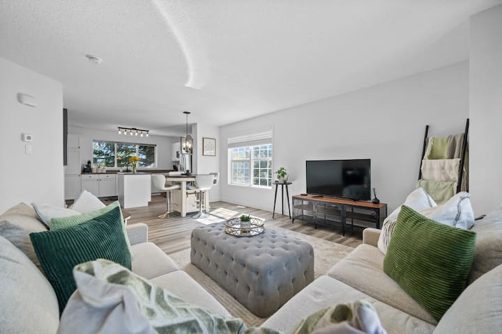 King Bed |Cls To Mountains| Train Nearby| Backyard - Canada