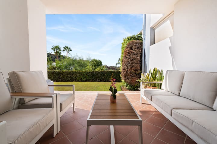 Planta Baja Con Jardín En La Urb. Los Arqueros - Benahavís