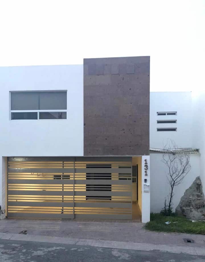 Casa En Fraccionamiento Con Alberca Y Asadores. - Saltillo