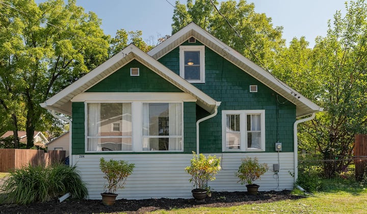 Your Kalamazoo Home Base: Comfortable & Convenient - Kalamazoo, MI