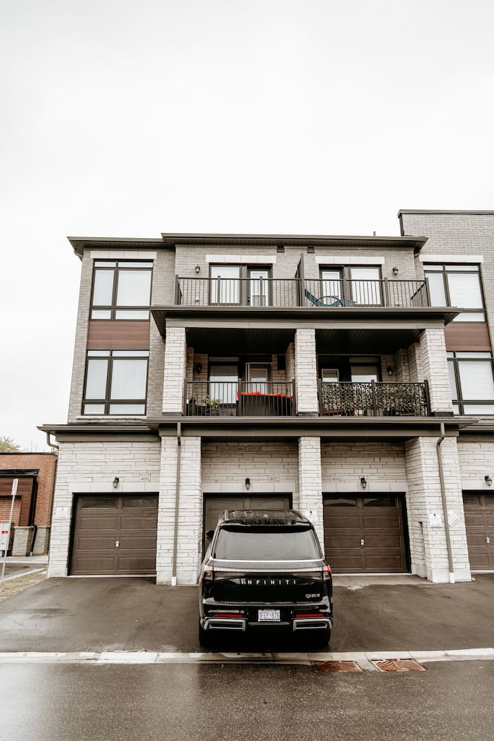 Luxury 2-bed Townhouse Near Waterfront & Downtown - Ajax