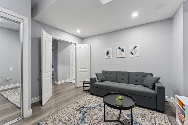 High Ceiling Basement – 13 Min To Airport - Brampton