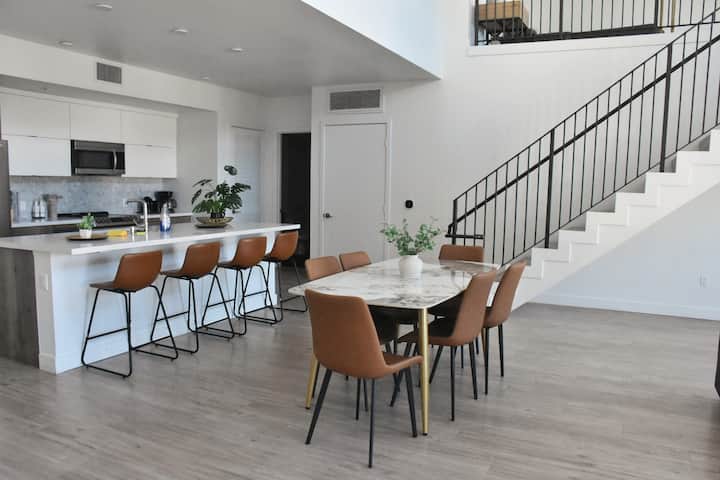 Chic Urban Retreat In La- 2bd + Loft - Downey, CA