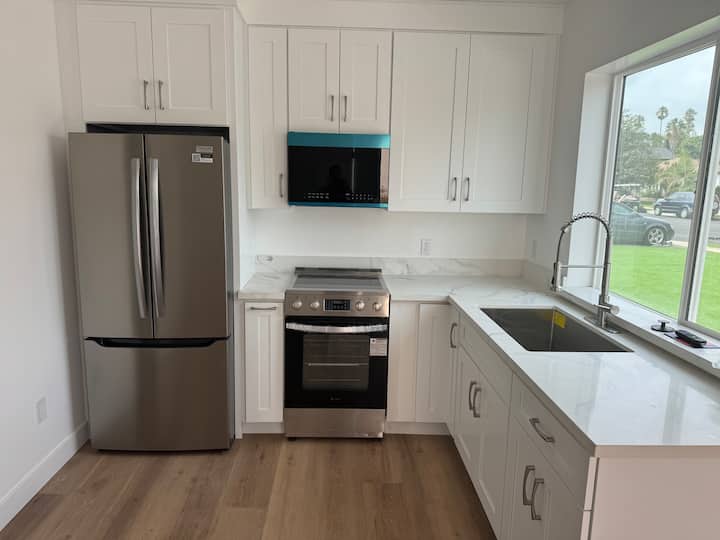 Luxury Guesthouse 1b1b Private
Compact, Chic & New - Los Angeles, CA