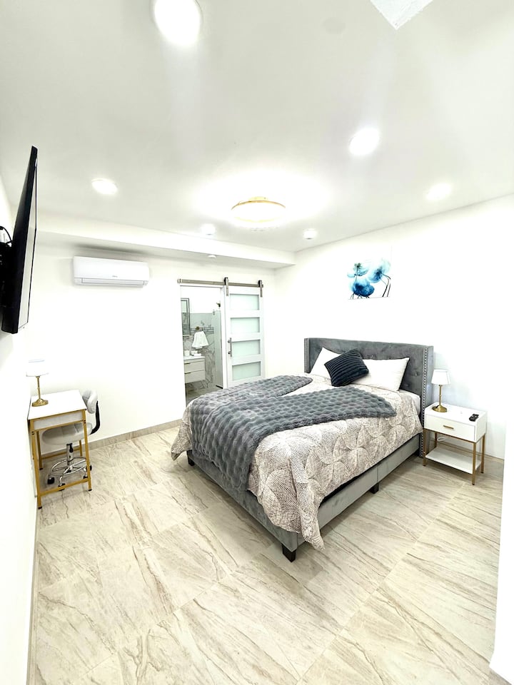 Modern Studio 15 Minutes From The Las Vegas Strip - Las Vegas, NV